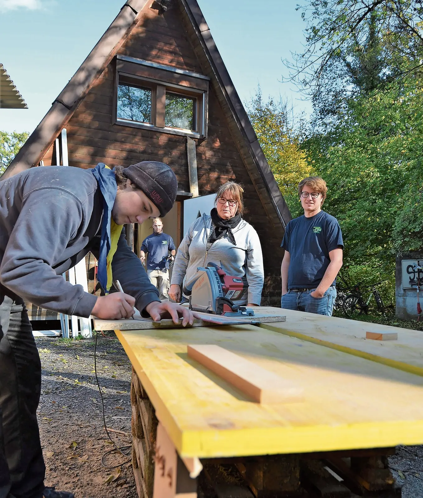 VIEL EIGENLEISTUNG : Es fliegen die Späne - Die Arboner Pfader bauen ...