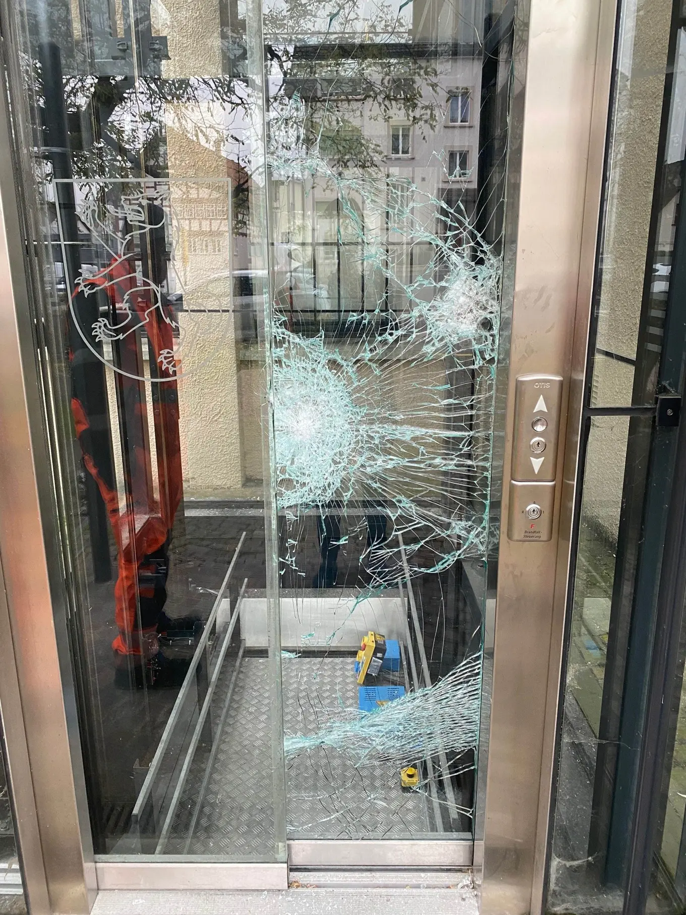 VANDALISMUS : Warum ein Mann beim Steinacher Gemeindehaus die Scheiben ...